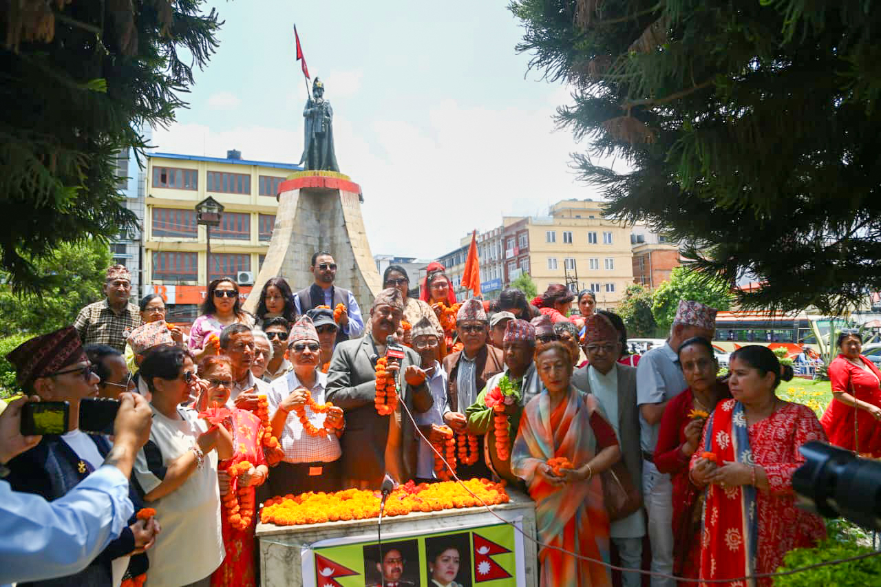 Wreath-laying ceremony at late King Birendra's 25th memorial day ...