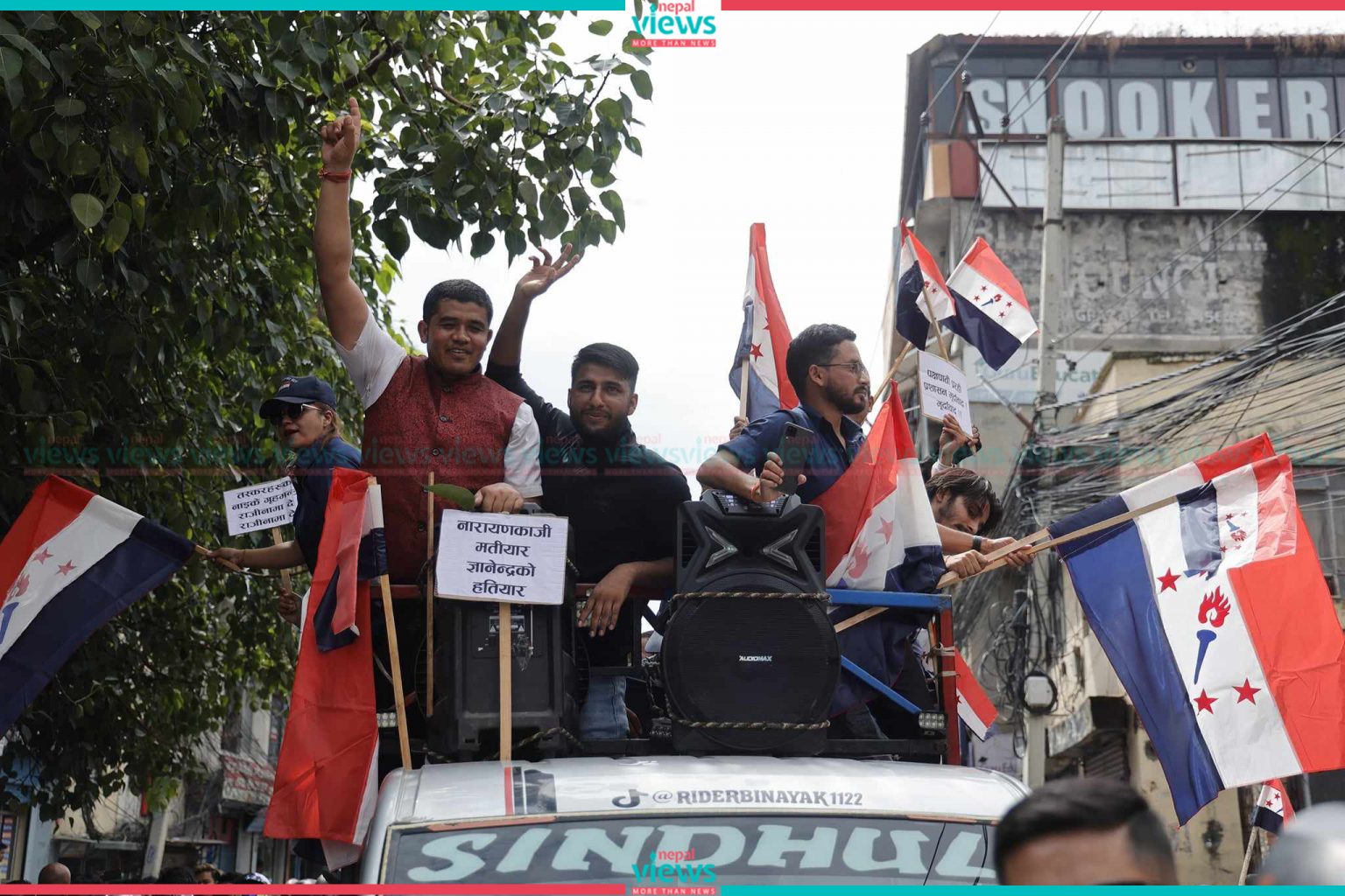 Tarun Dal on Streets Chanting 'Naryankaji Matiyaar, Gyanendra ko ...
