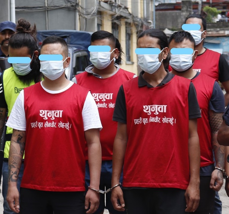 ठमेलमा गुन्डागर्दी गर्नेलाई प्रहरीले हतकडी लगाएर बजार घुमायो | Nepal Views: Voices, Perspectives ...