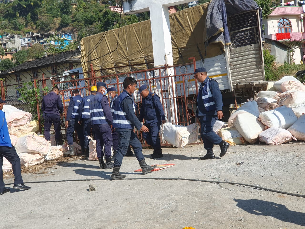 हिमालयन रिइन्स्योरेन्सले गर्‍यो भूकम्प पीडितहरूलाई राहत वितरण | Nepal Views: Voices ...